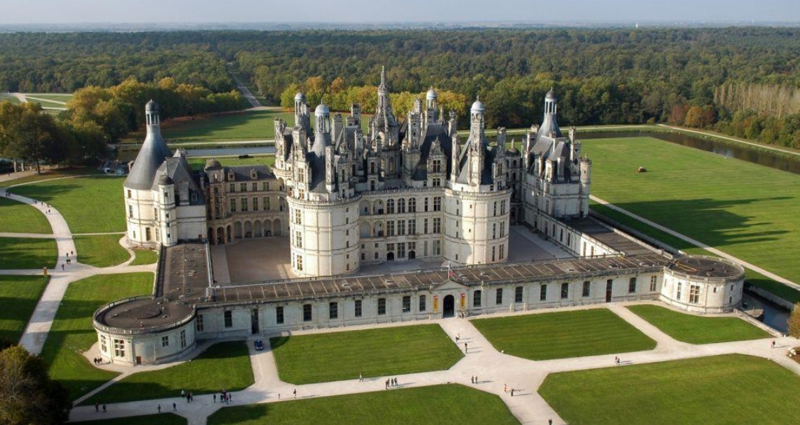 8 Incredibly Exquisite Castles Around The World - TravelTourXP.com