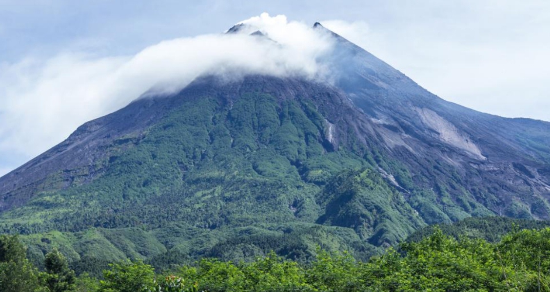 4 Must Visit Volcanoes Of Europe - TravelTourXP.com